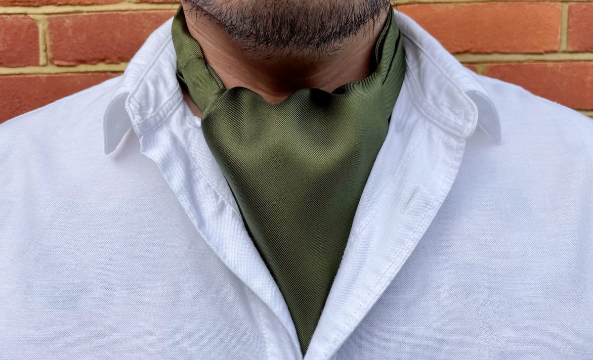 KOMBU - Hand-Dyed Plain Green Silk Day Cravat – Cravat Club